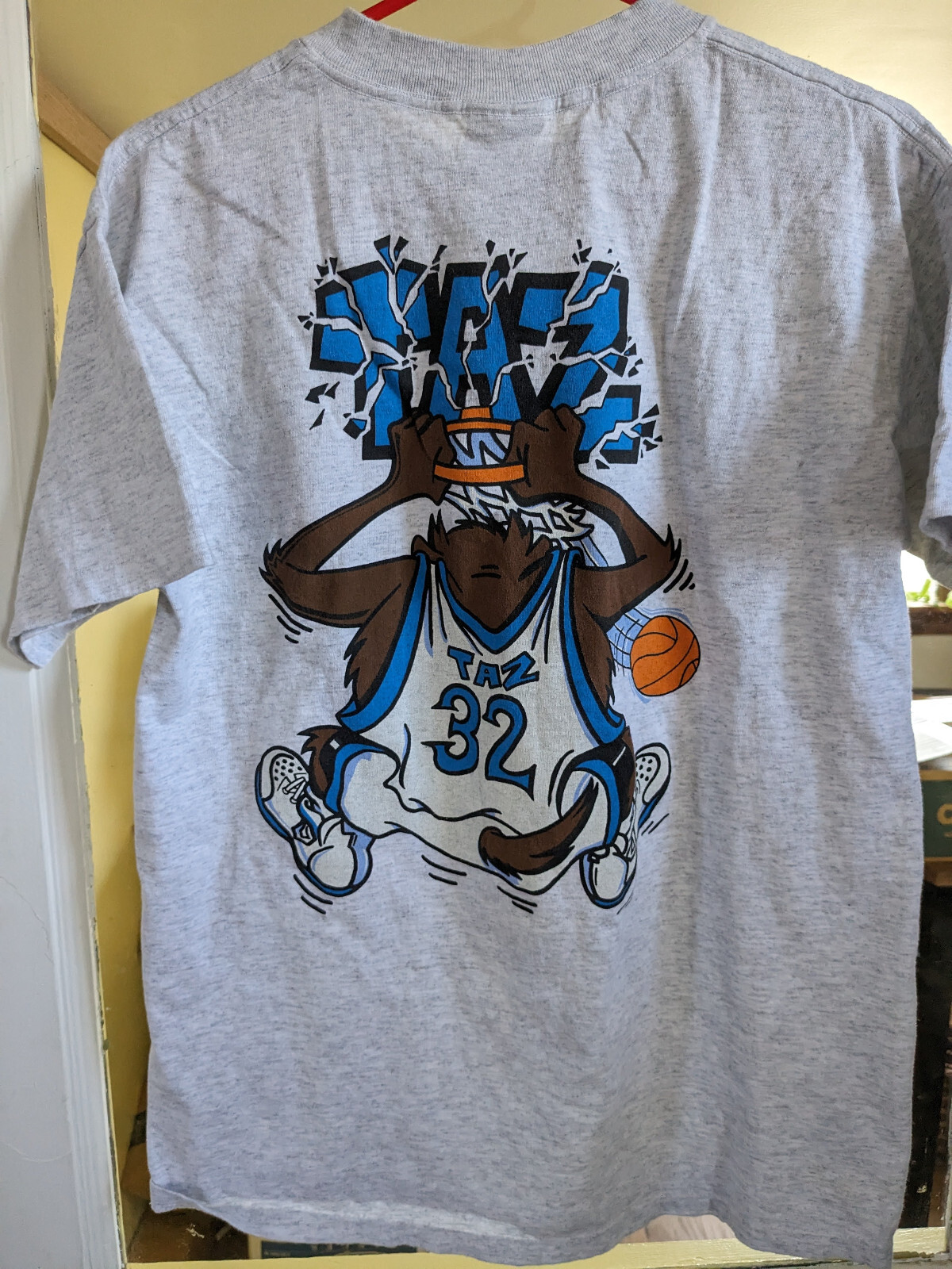 Vintage 1993 Taz Looney Tunes Basketball Dunk T-Shirt… - Gem