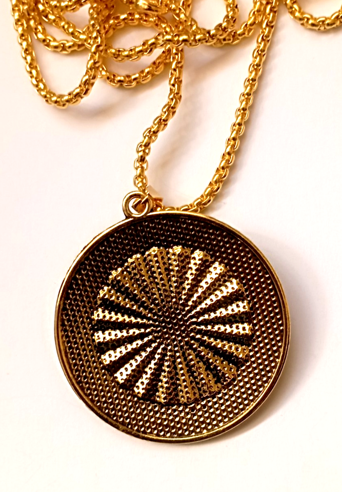 STPC 101 = Egyptian eye of Horus 40mm wide GOLD COLOUR steel 40mm 23 ...