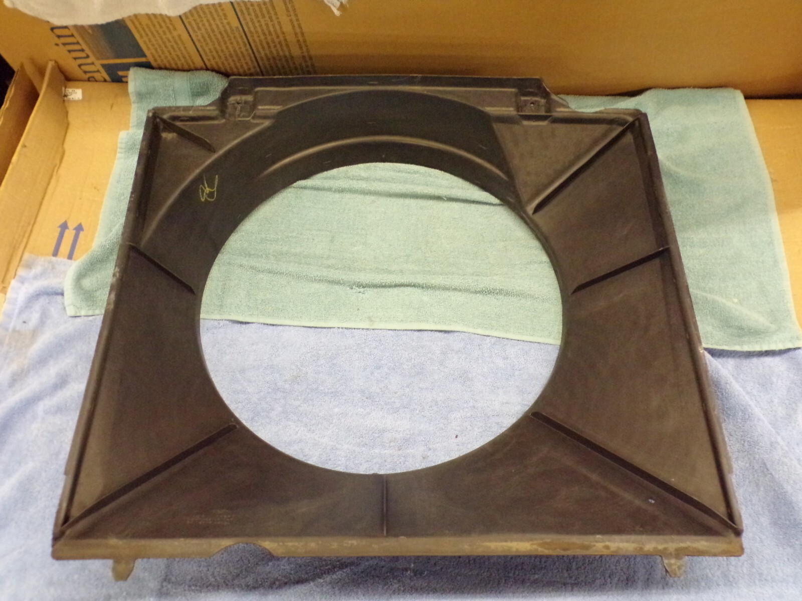 99-04 Ford Excursion F250 F350 V10 radiator Outer Fan Shroud YC35-8146 ...