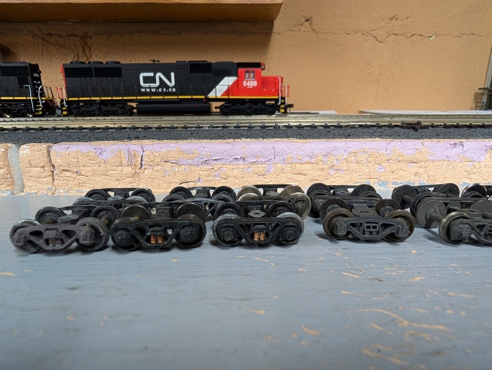 MS MIXED LOT (9) PAIRS HO SCALE FREIGHT CAR TRUCKS W/WHEELS - SOME ...