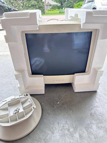 Hitachi 17” V700 VGA CRT Monitor 1024x768 With Stand, Original Box ...