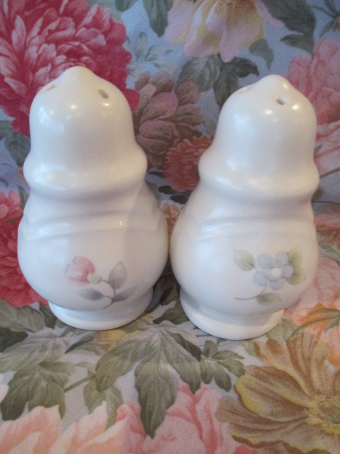 PFALTZGRAFF TEA ROSE SALT & PEPPER SET ~ WITH LINEN NAPKINS ~ PRETTY ...