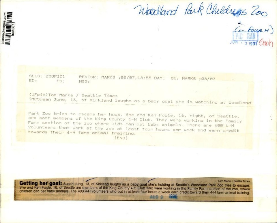 1990 Press Photo Susan Jung and Ken Fogle pet animals at Woodland Park ...