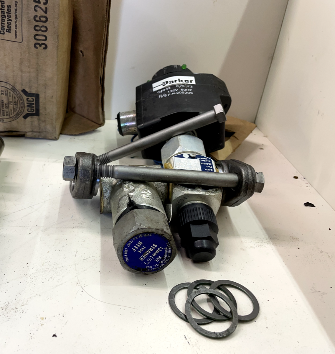 PARKER S8F solenoid valve ½" port DN13 w 120v coil 205209 with flange ...