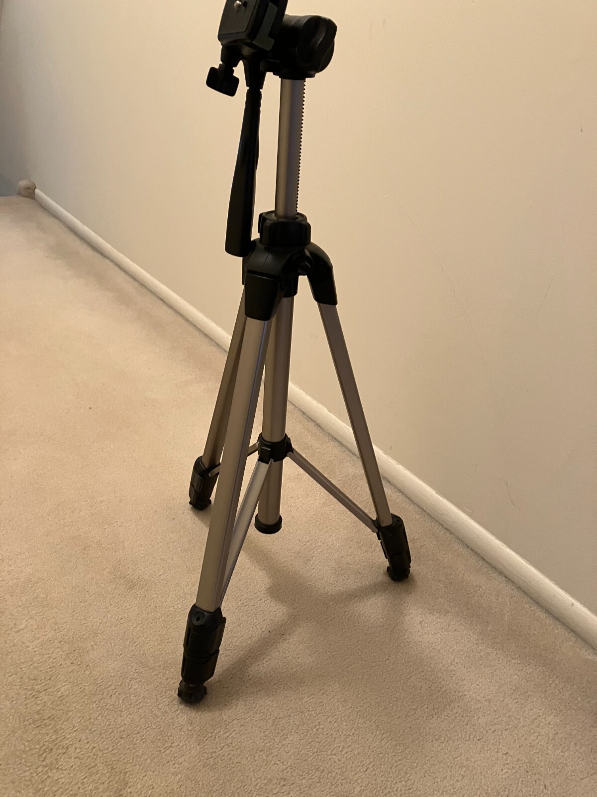 Slik U9000 Tripod with case. Compatible with cameras of many sizes ...