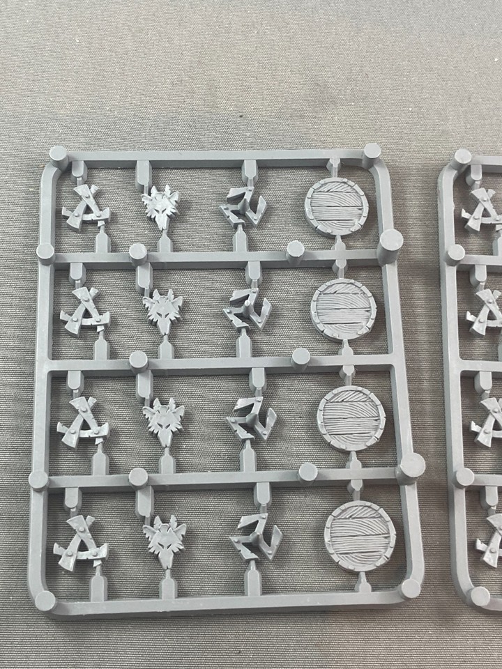 2x VINTAGE SKAVEN SHIELD SPRUES w/ EMBLEM Clan Verminus Skaven Ratmen ...