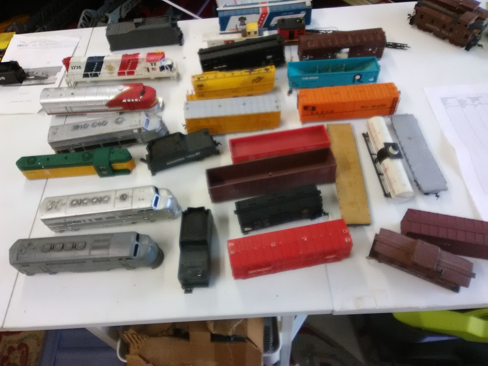 HO SCALE 26pc lot Asst'd Train Shells Engines and Cars some w/wheels ...