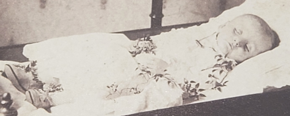 Antique Post Mortem Photo Young Child In Bed CDV Victorian Photograph ...