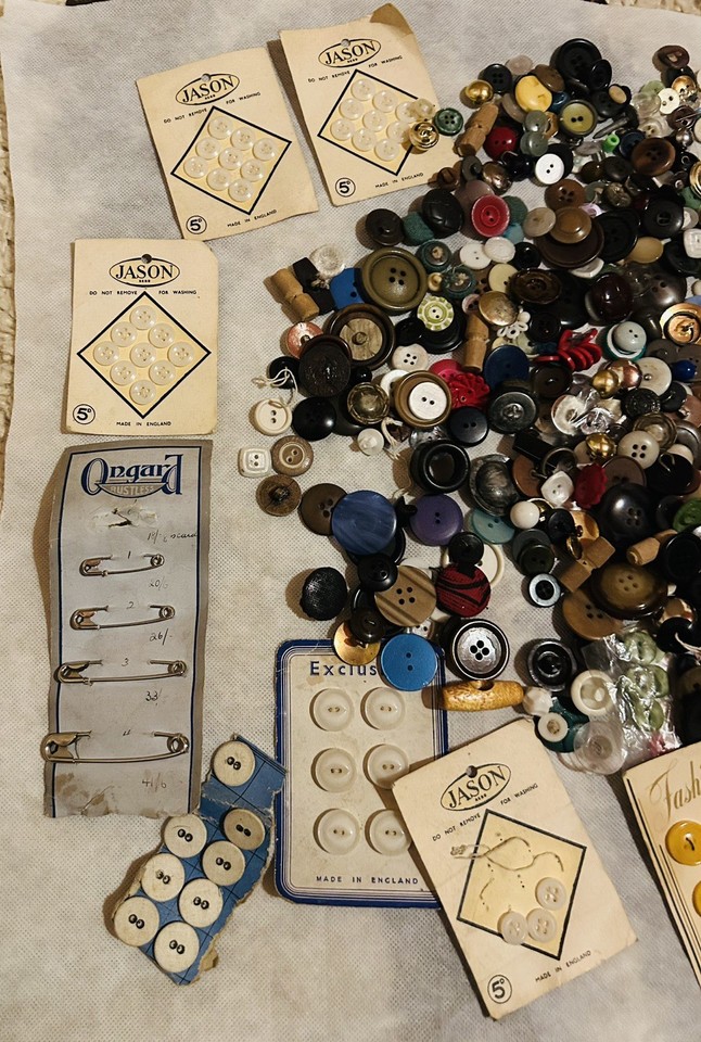 JOB LOT VINTAGE / RETRO BUTTONS VARIOUS SIZES AND STYLES | eBay UK