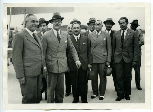 Henry Mond (Lord Melchett) à l'aéroport d'Aspern (Vienne). Congrès ...