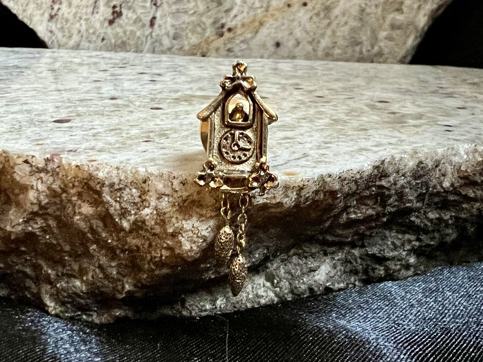 vintage avon cuckoo clock pin - Gem