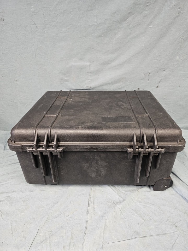 Pelican 1560 Waterproof Rolling Carry On Case Black good Condition no ...