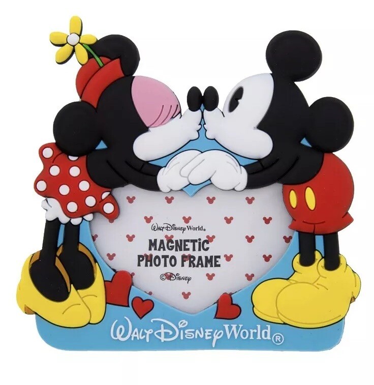 Minnie Mouse Kissing Mickey Artistic Kiss Mickey And Minnie Mouse
