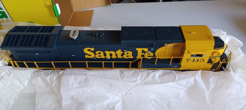 MTH One-Gauge SF Dash 8-40B And Matching Caboose!! | eBay