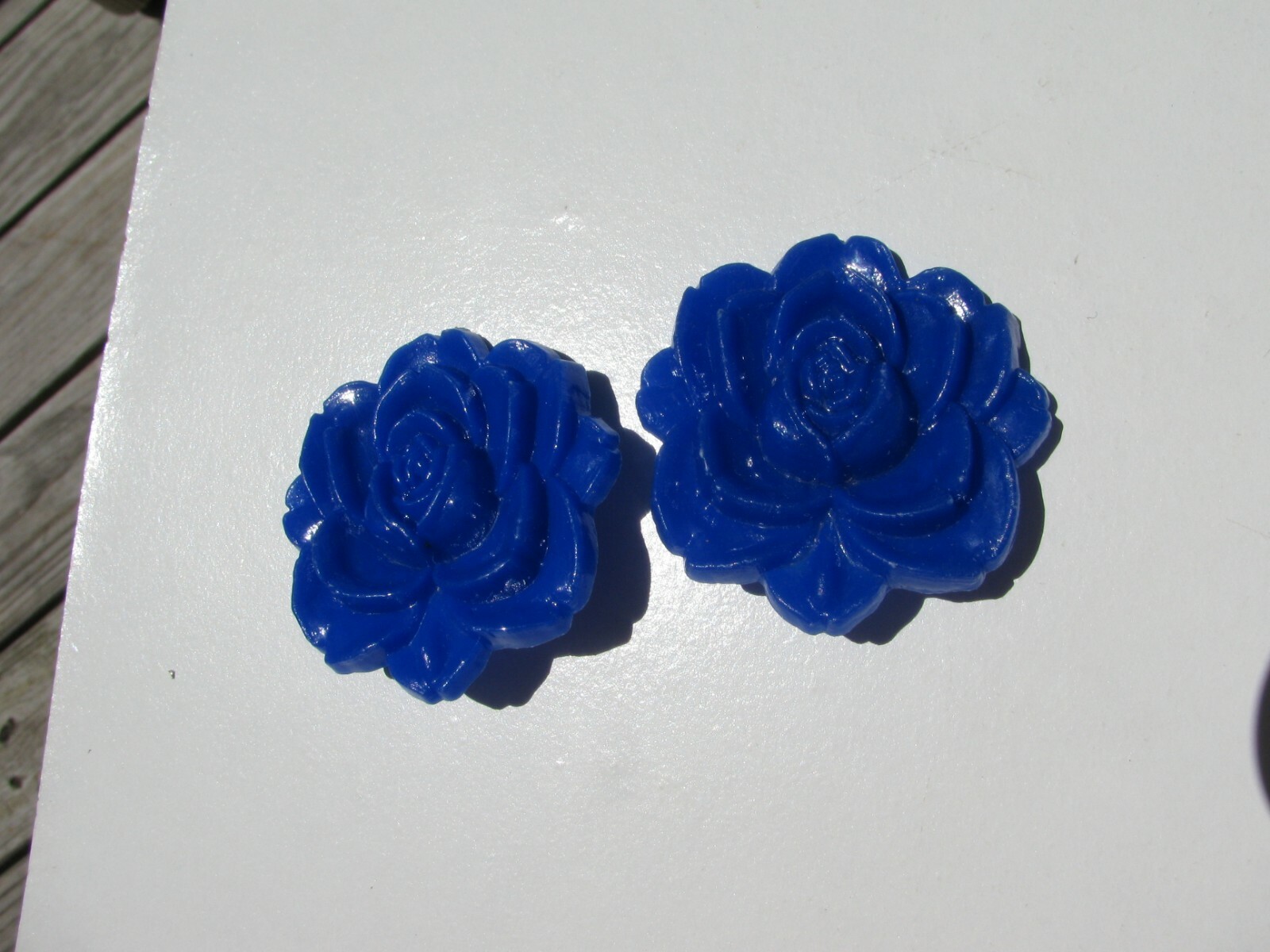 VINTAGE ELECTRIC BLUE HIGH RELIEF ROSETTE FLOWER CELL… - Gem
