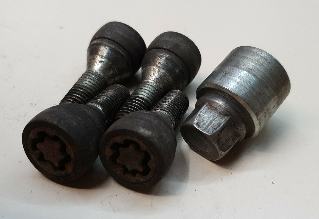 Genuine Renault Megane Locking Wheel Nut Bolts Full Set & Key Stamped J ...