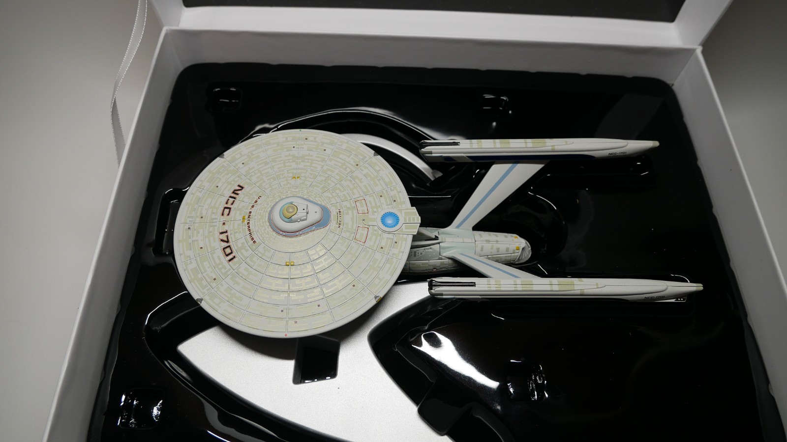 Corgi USS Enterprise NCC-1701 refit CC98001 Star trek 2 The wrath of ...