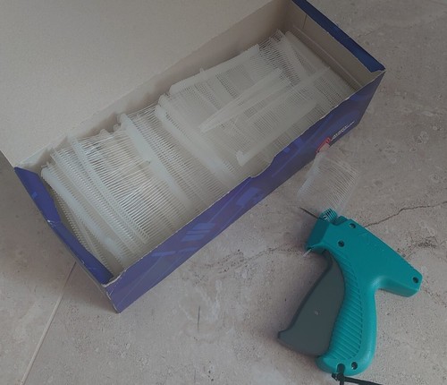 Avery Clothes Tagging Gun Standard and Box of Swiftach 02141 Ticket ...