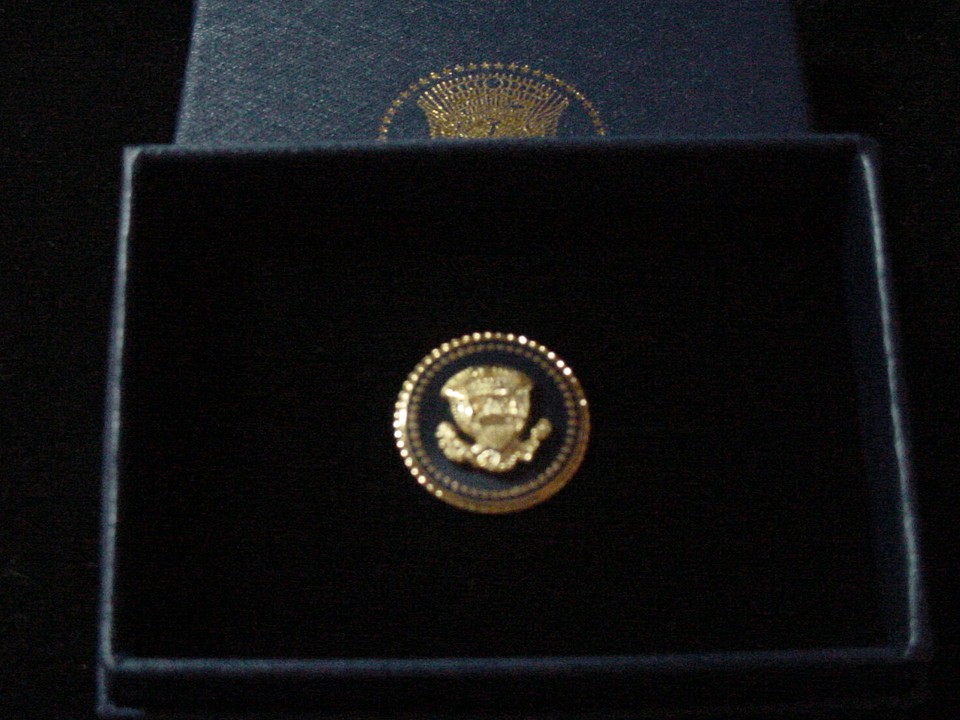 President TRUMP Lapel Pin- Presidential seal Lapel Pin(Gold Color)-Free ...