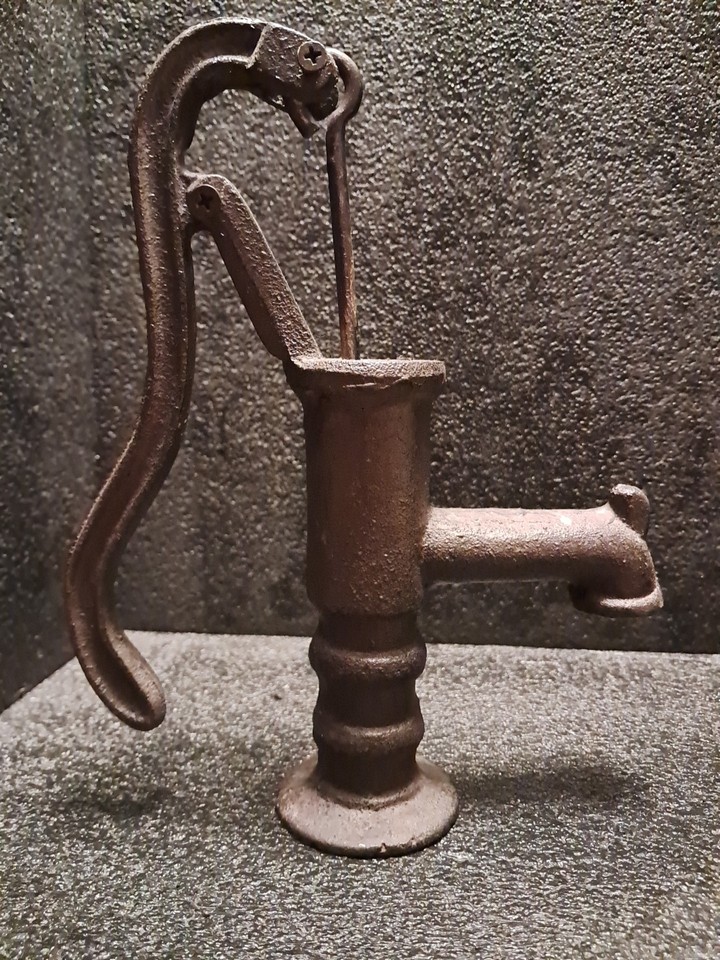 RUSTIC CAST IRON PUMP CISTERN WATER DECOR ONLY 9" TALL GARDEN FARM ...