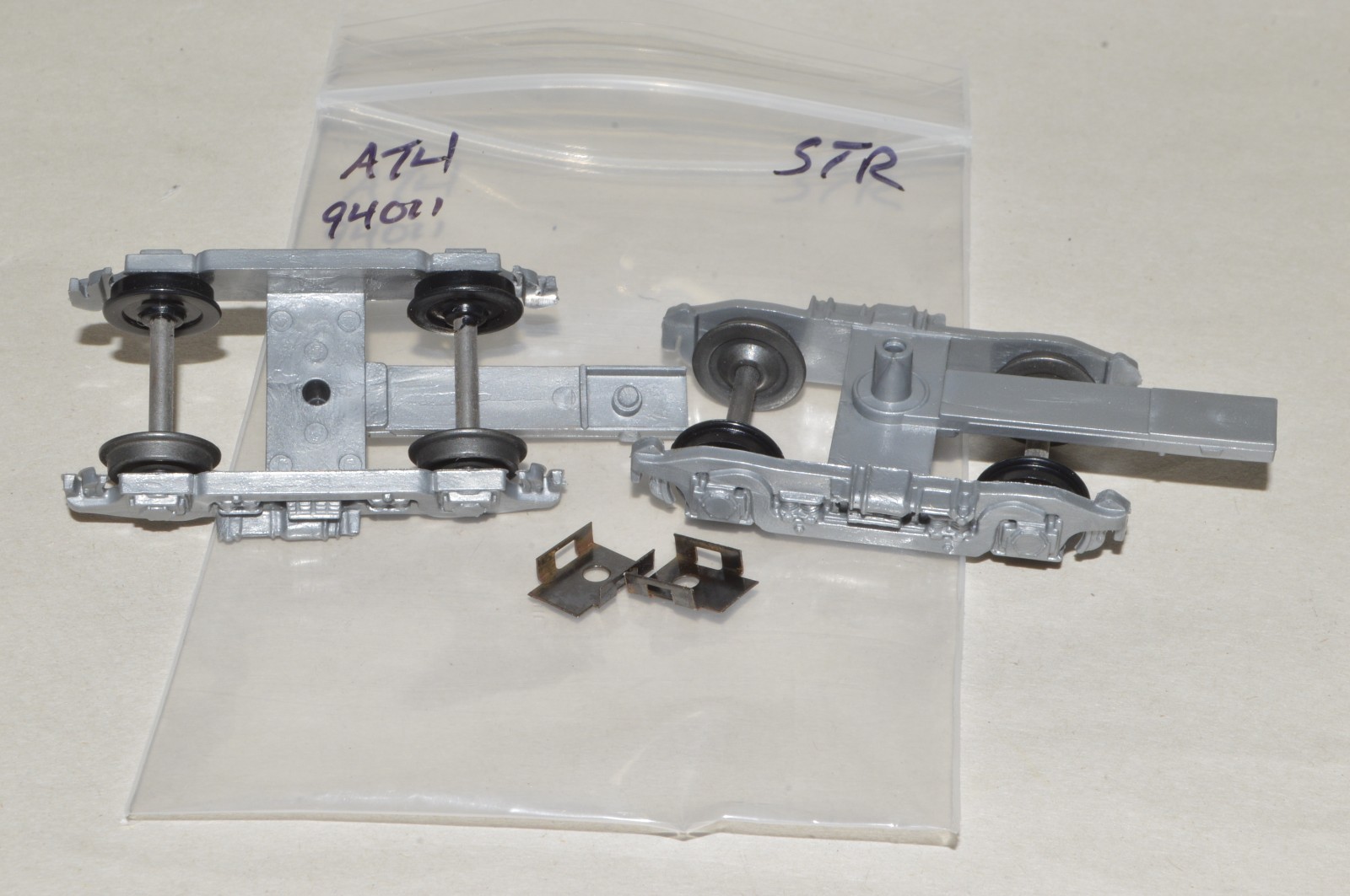 HO scale plastic passenger car TRUCKS Athearn 90411 streamlined w ...