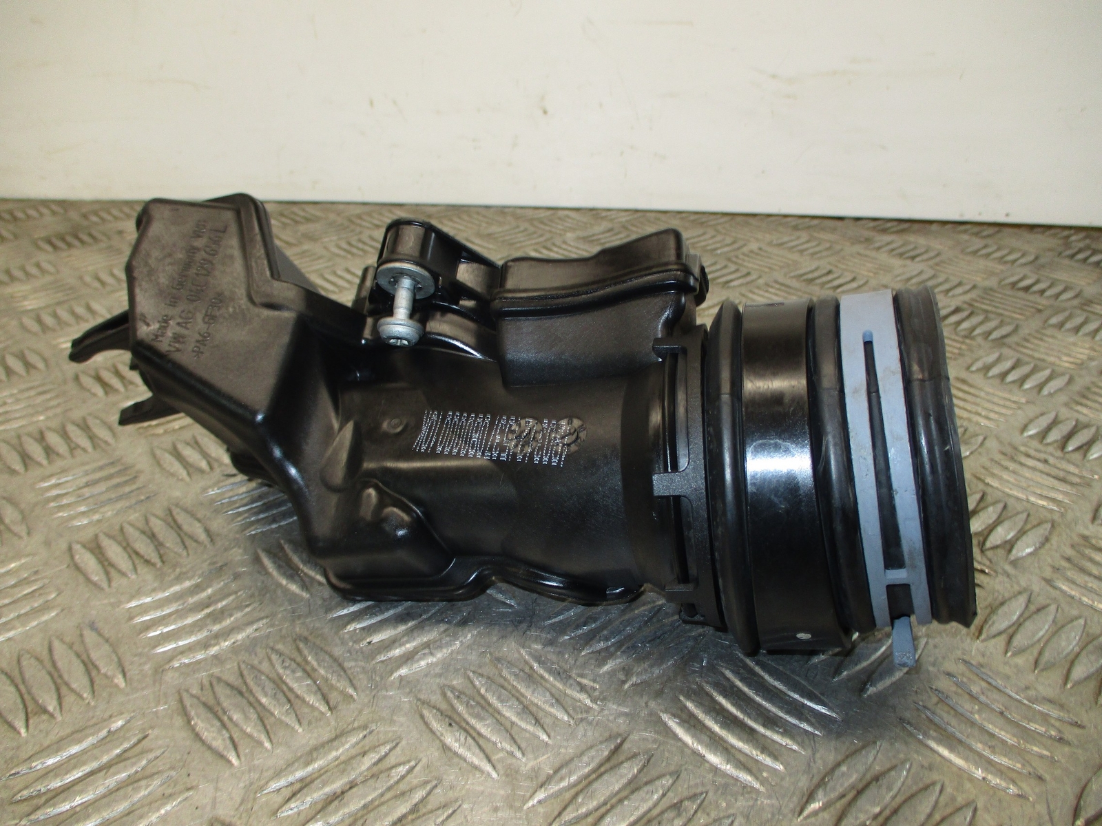 2019 Volkswagen Golf 1.0 TSi DKR. Air Intake Pipe 04C129656L 22.5K | eBay