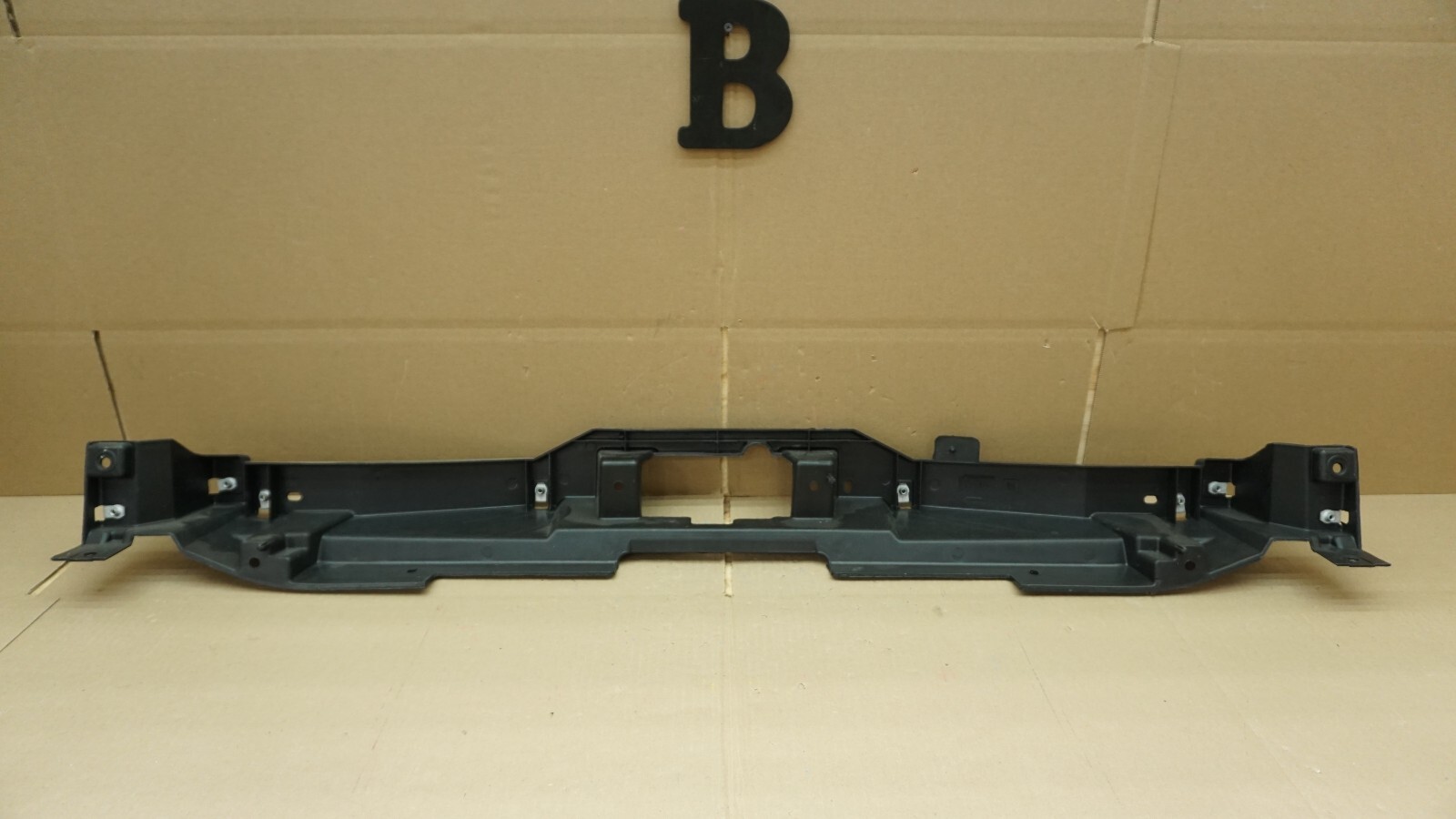 2007-2014 CHEVROLET SUBURBAN FRONT UPPER GRILLE MOUNTING BRACKET OEM ...