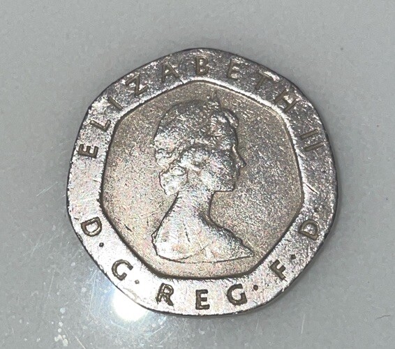 1982 United Kingdom 20 Pence Queen Elizabeth II Tudor Rose/Hexagon RARE ...