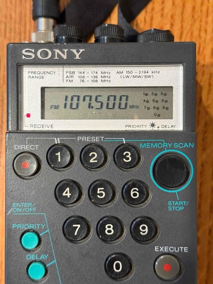 Sony Air-8 Handheld Synthesized Receiver 4-Band PSB/AIR/FM/AM Radio ...