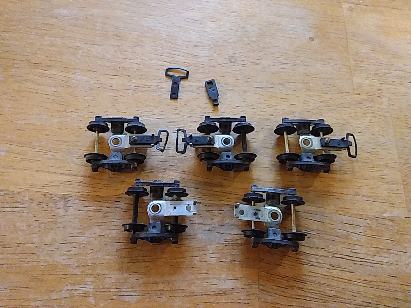 HO SCALE FREIGHT CAR TRUCKS WITH COUPLERS, EUROPEAN STYLE, SET OF 5 ...