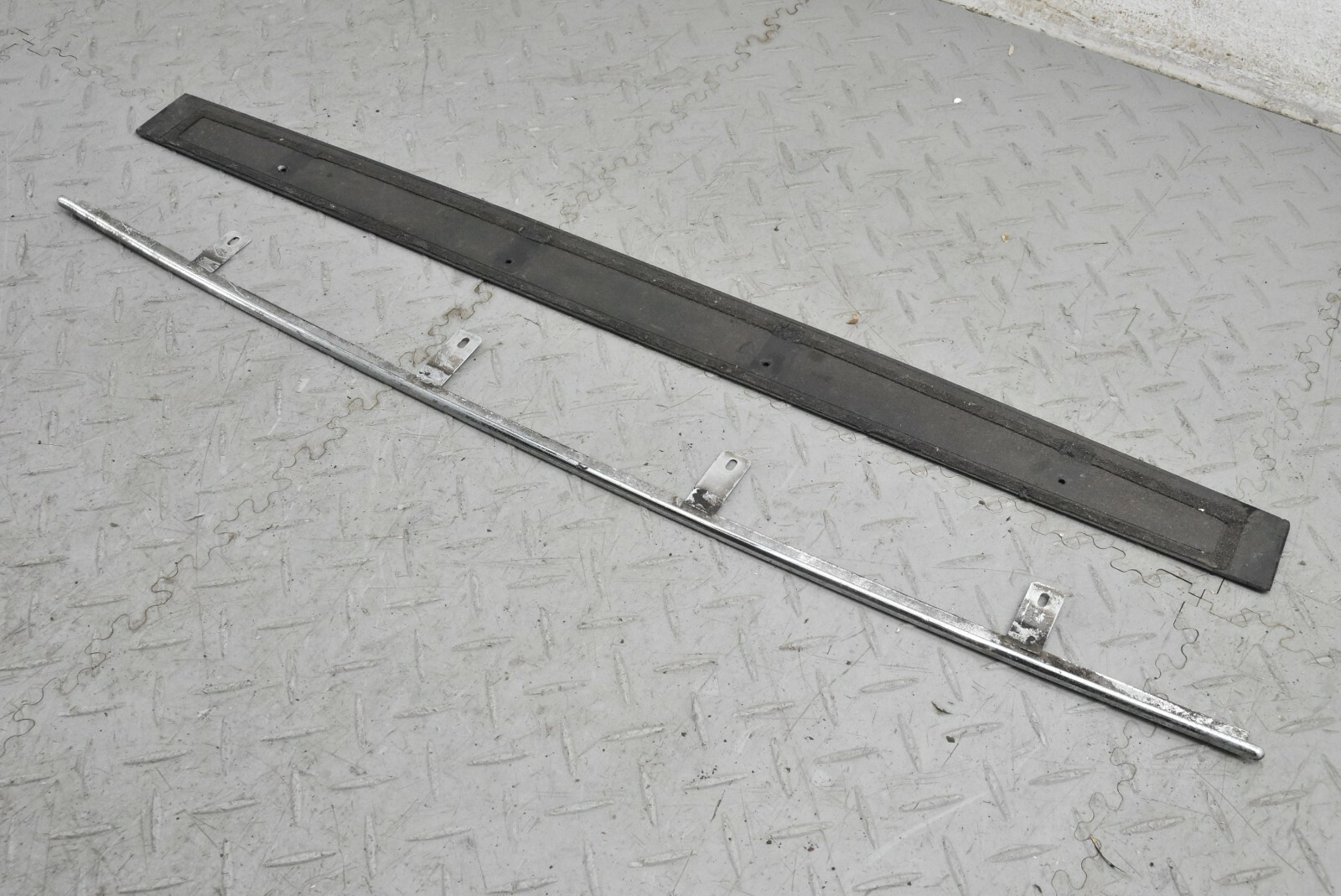 JAGUAR DAIMLER XJ40 XJ12 BOOT TRUNK LID APERTURE FINISHER PLINTH ...