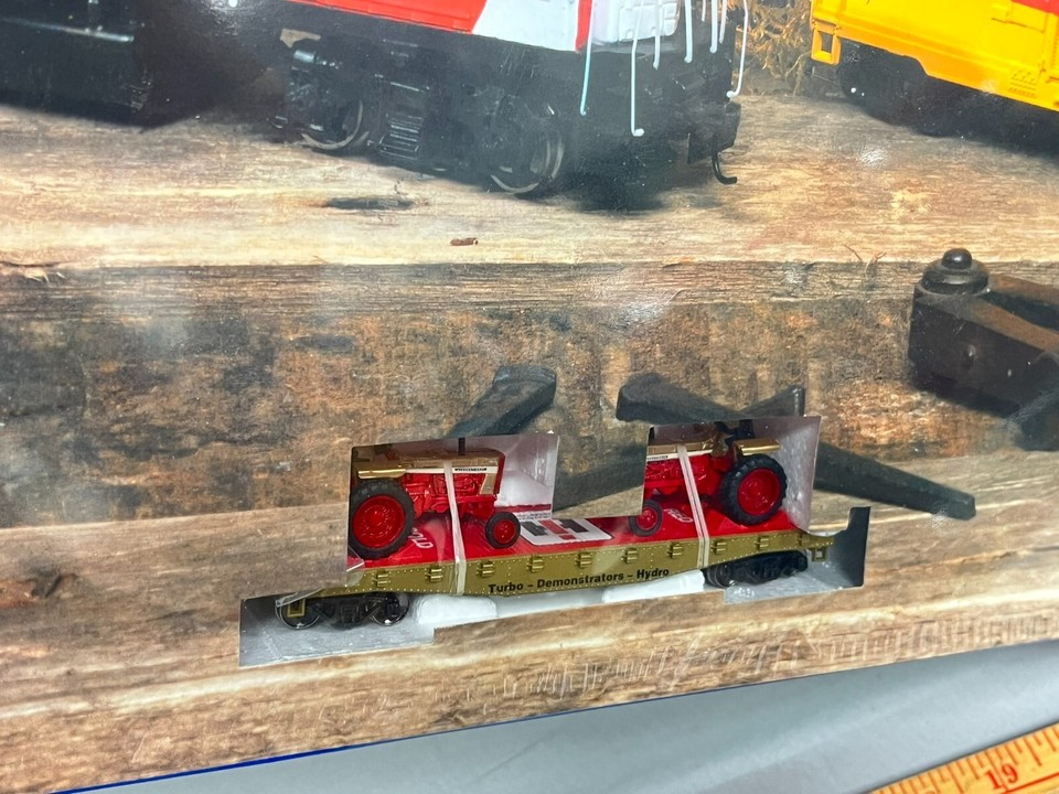 CASE IH International Farmall GOLD DEMO 1026 Tractor Athearn Train Set ...