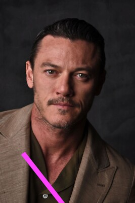 PHOTO taille au choix LUKE EVANS (155) | eBay