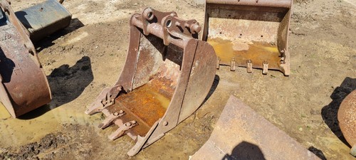 600mm Excavator Digging Bucket suit 5-8 Ton 45mm pin 145mm x 255mm £250 ...