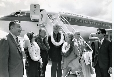OREGON Governor Tom McCall at Honolulu Hawaii Airport - vintage 8x10 ...