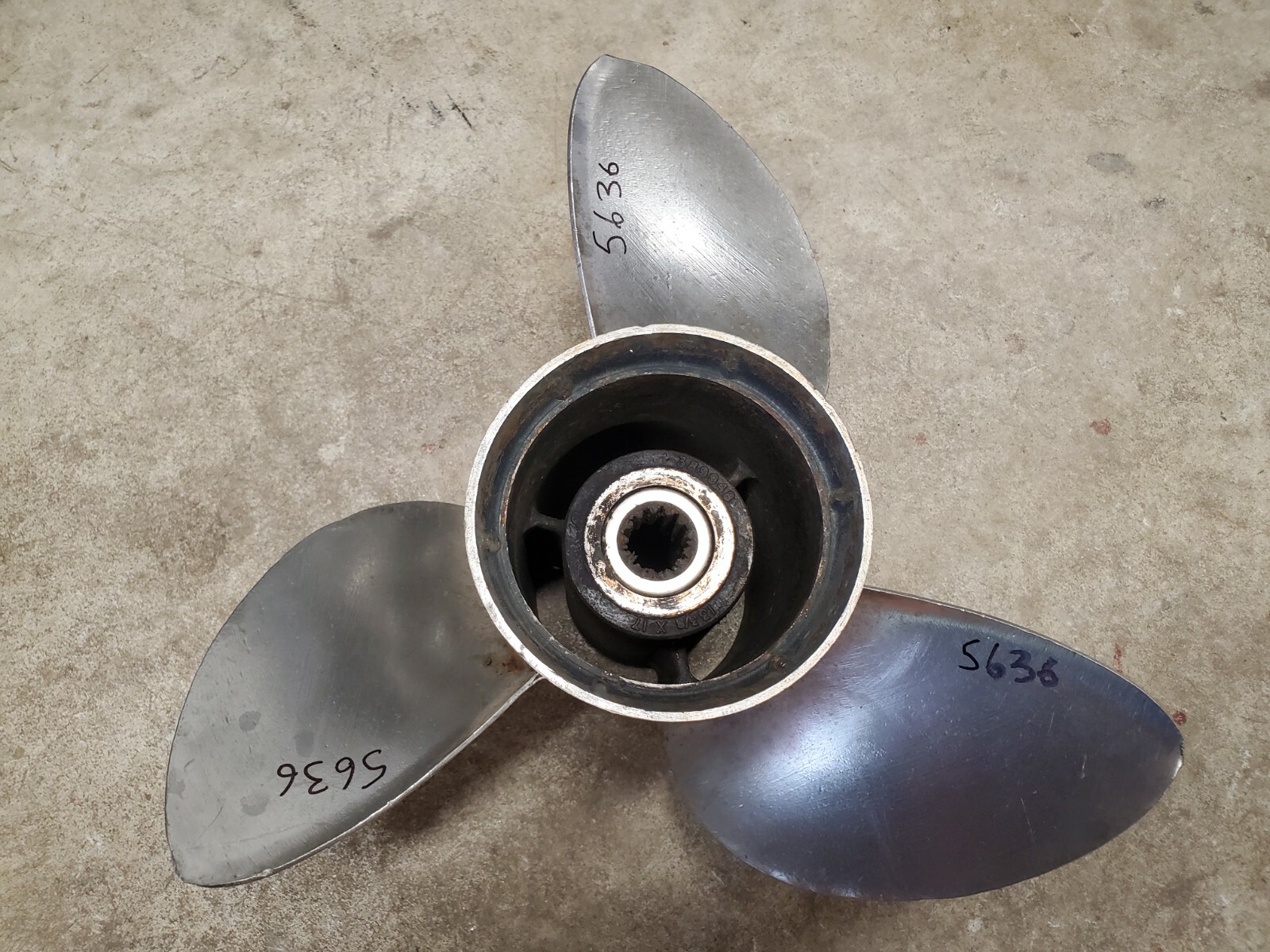 13 3/8" X 17P EVINRUDE JOHNSON OMC SS PROPELLER, 389948, 13 SPLINE HUB ...