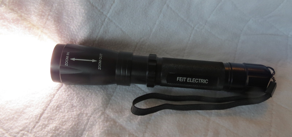 FEIT ELECTRIC 8.5” ZOOM IN / ZOOM OUT FLASHLIGHT Works Great Includes ...