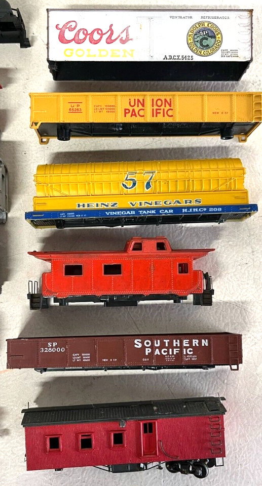 HO SCALE TRAIN CAR LOT OF 14 - SHELLS & BODIES ONLY-VARIOUS ROADS ...