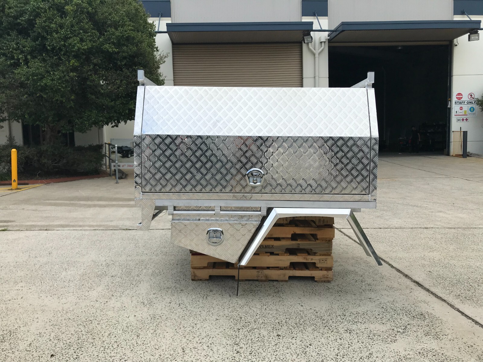 Aluminium Dual Cab Ute Tray & 1m high LC79 Canopy Toolbox + 2 Bars ...