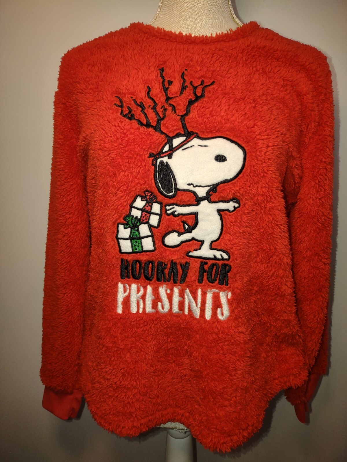 SRC-15-501USED PEANUTS 2018 RED FUZZY UGLY CHRISTMAS SWEAT SHIRT SNOOPY ...