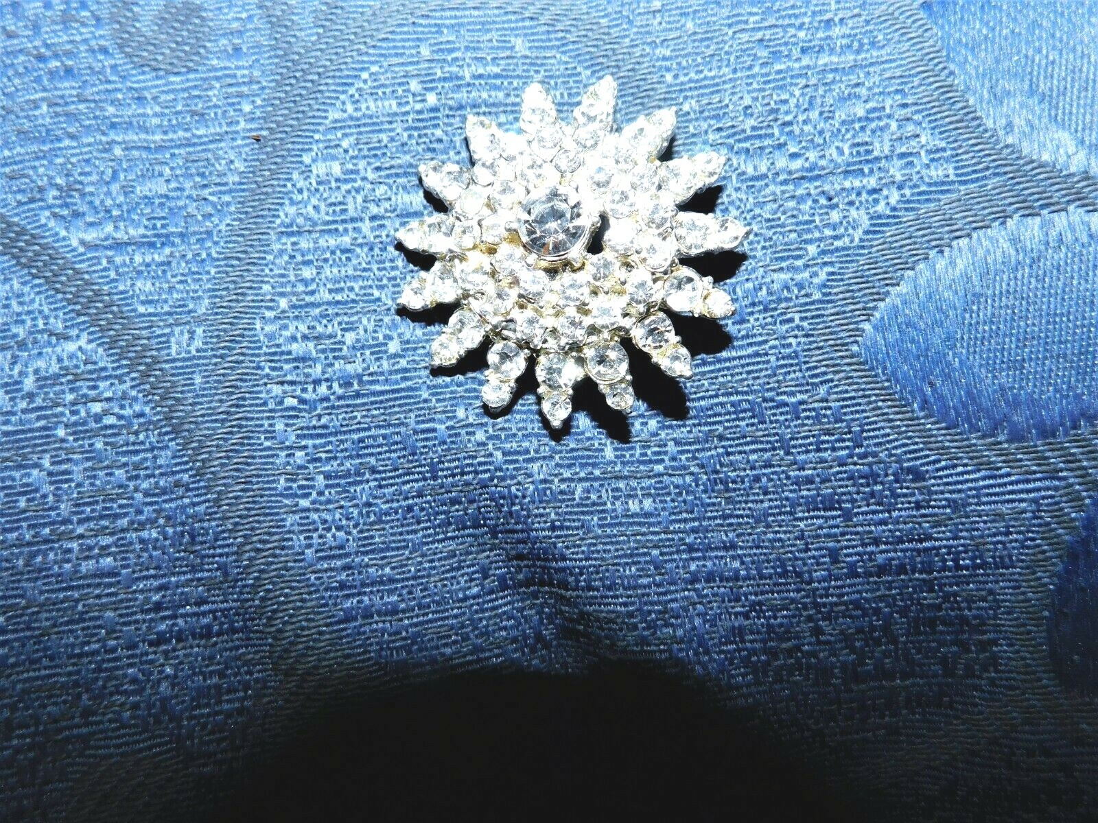 SUPER SPARKLY SUN SHAPED SILVER TONE BROOCH LOADS OF SPARKLE DIAMANTES ...