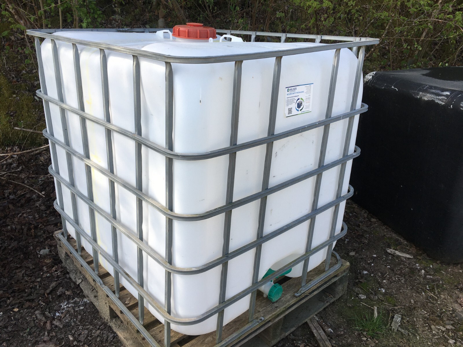 IBC CRATE with 1000 ltr Tank - with base lever valve Near Kingsbridge ...