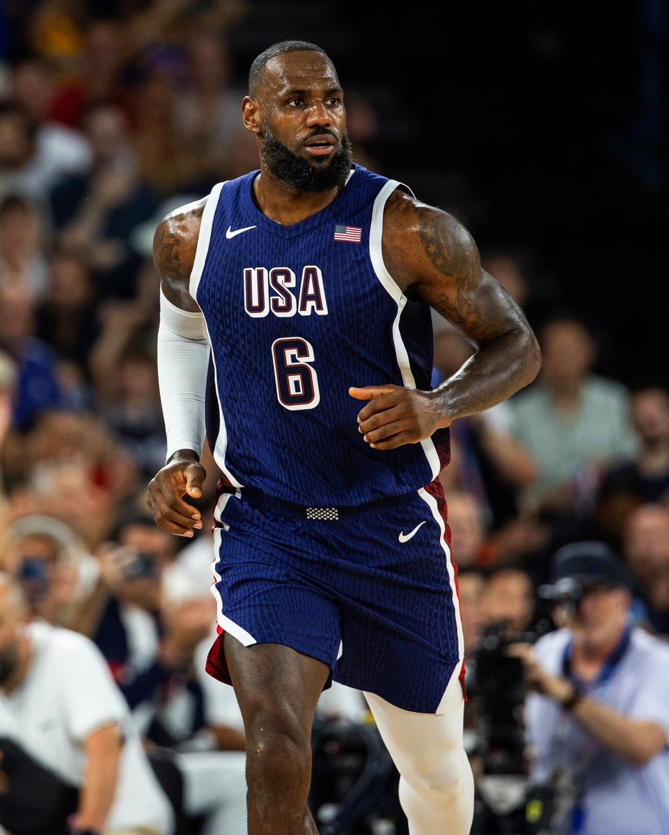 Lebron James Dunk 2024