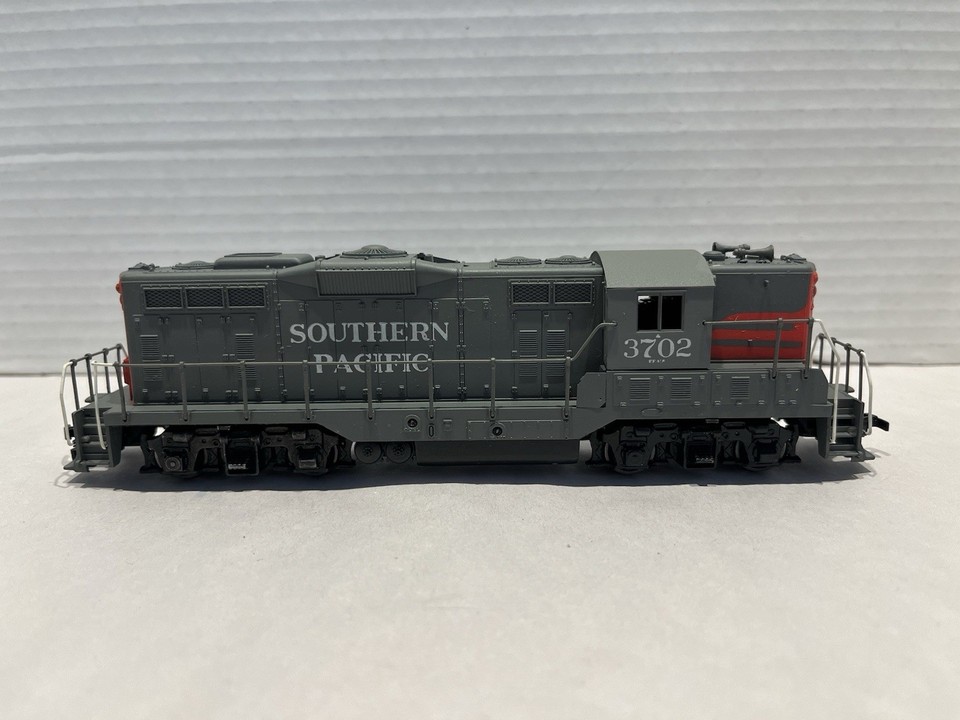 HO Scale Athearn BB Southern Pacific GP-9 #3702 Lights Hums DNR Read ...