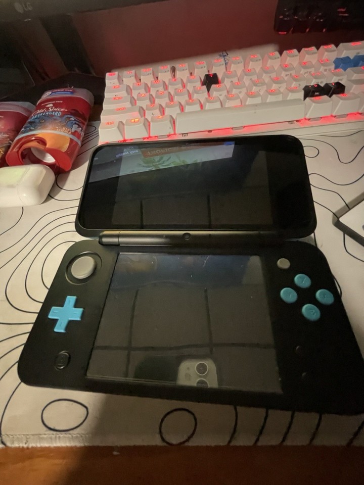 Nintendo 2DS XL Handheld System blue Black Comes With Charger Works ...
