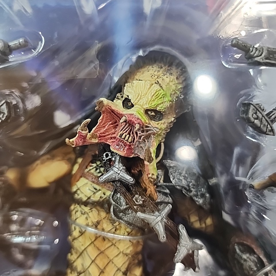 2008 Aliens vs Predator Requiem MISB 8" Predator The Wolf Open Mouth ...