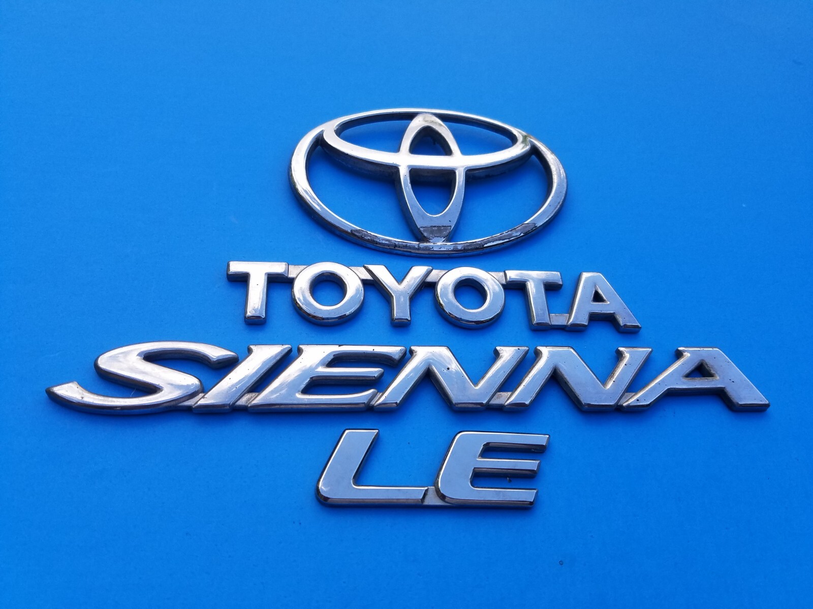 98 99 00 01 02 03 TOYOTA SIENNA LE REAR CHROME EMBLEM LOGO BADGE SET ...