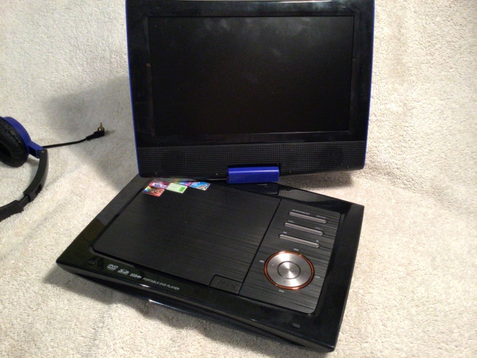 Audiovox DS9849 Portable DVD Player (9") Swivel With Carrying Case and ...