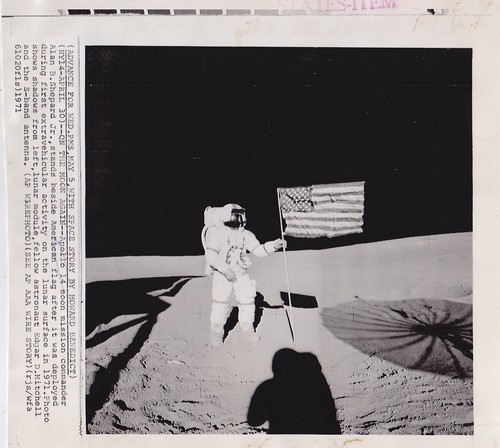 APOLLO 14 Astronaut ALAN SHEPARD & AMERICAN FLAG ON MOON * VINTAGE 1971 ...