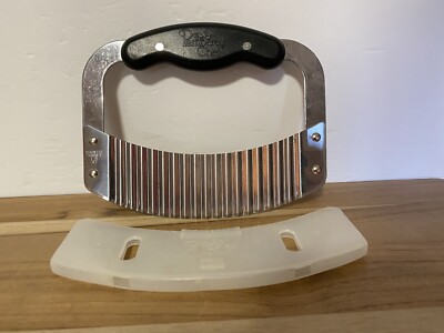 Pampered Chef Garnisher - Stainless Curved - Crinkle Cutter w/Plastic ...
